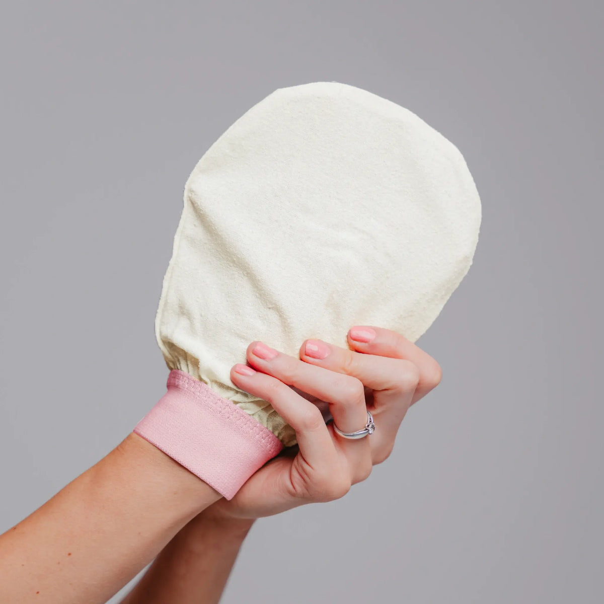 Šilkinė kūno šveitimo pirštinė – SilkEra